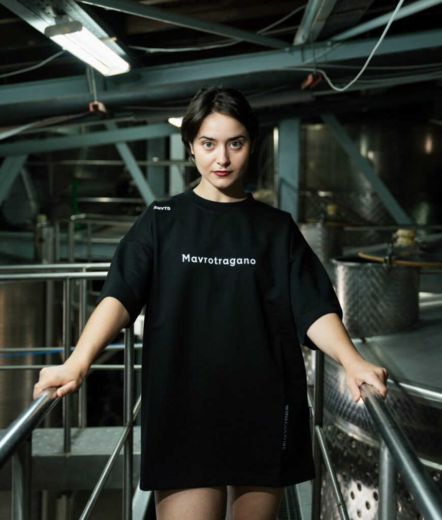 ”Mavrotragano” black t-shirt – OENOVATED